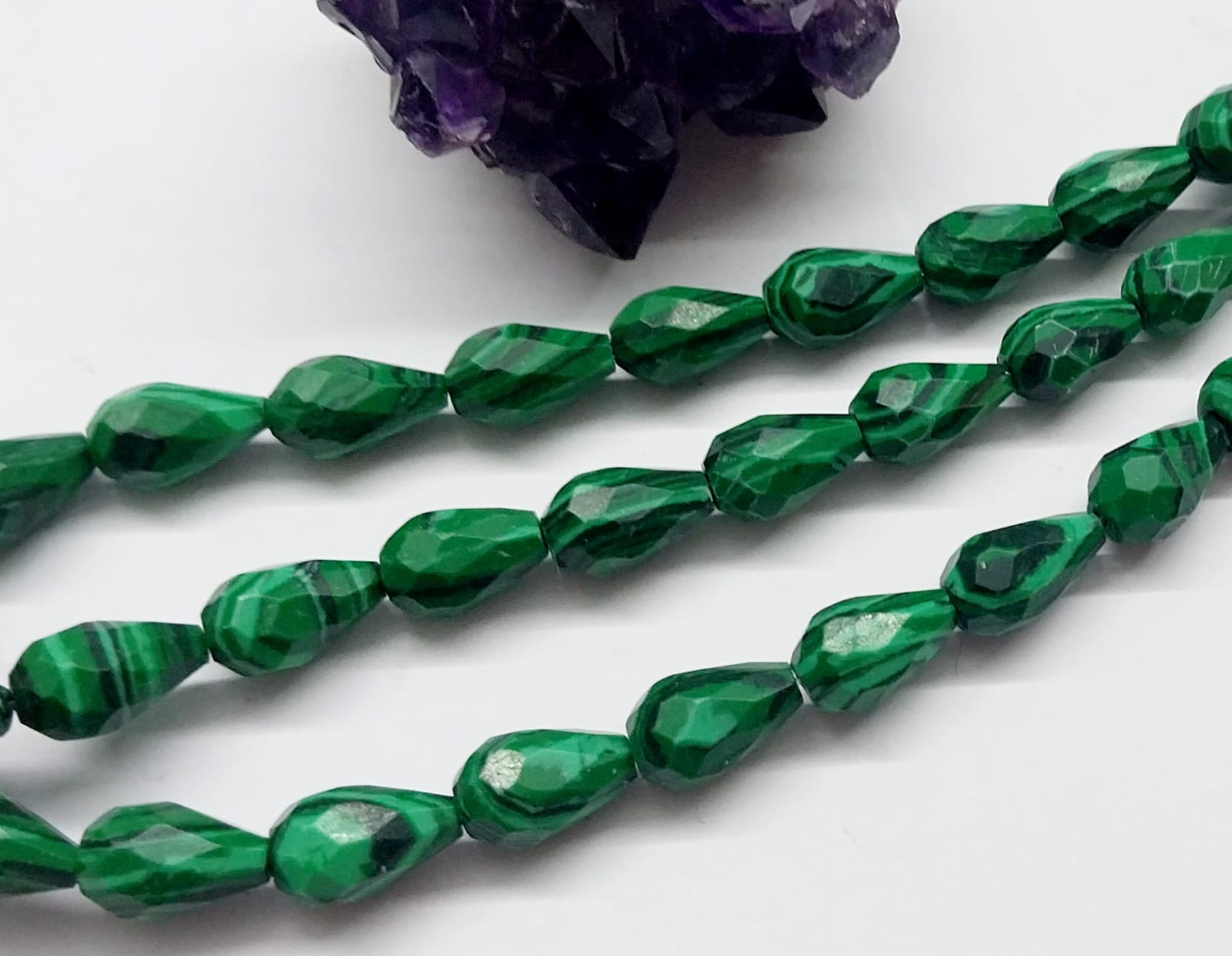 MALAQUITA GOTA ALARGADA FACETADA | 13X8MM – CrystalStone